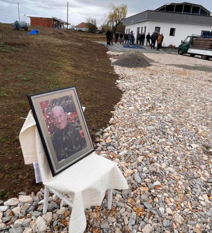 Burojë, bëhen përgatitjet për hapjen e të pames për babin e Thaçit ...