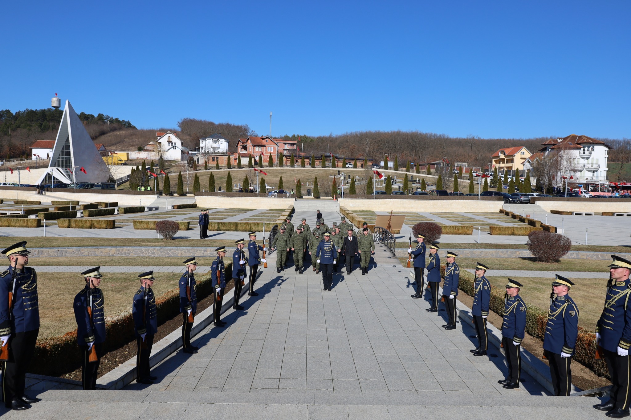 FSK-ja bën homazhe në Prekaz – Klan Kosova