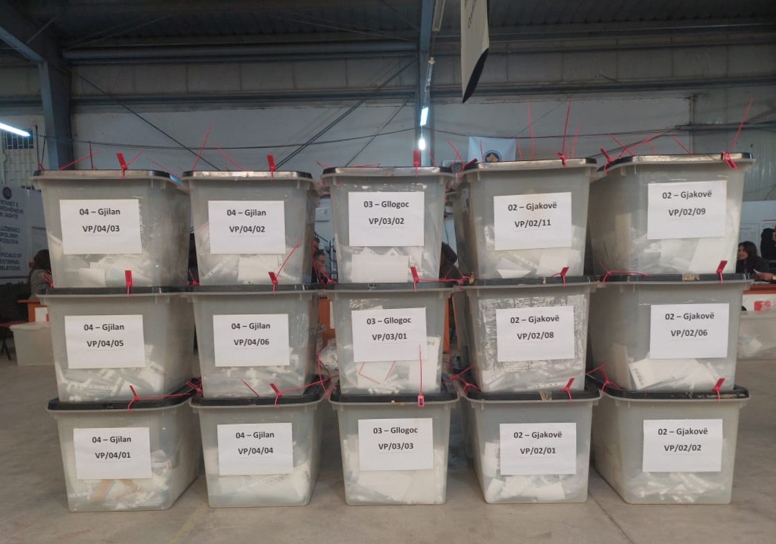 Votimi me postë – numërohen 143 nga 187 kuti të votimit – Klan Kosova