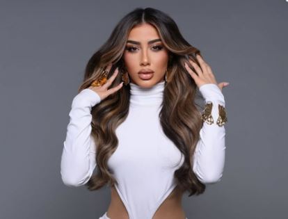 Melinda Ademi me poza atraktive para pasqyrës – Klan Kosova