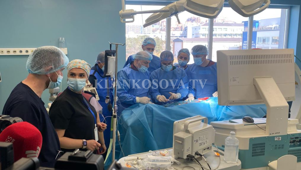 Nis stentimi i arterieve karotide, është e hera e parë që bëhet në ...