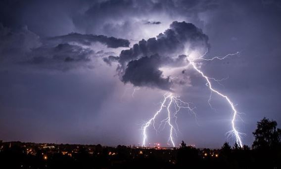 Vdes një person në Maqedoni të Veriut, u godit nga rrufeja - Klan Kosova