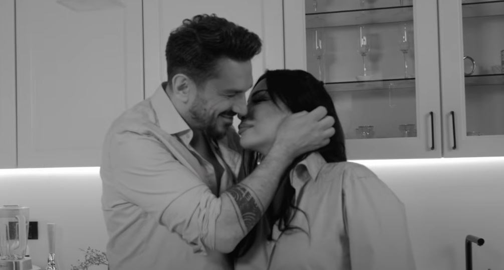 Dëgjojeni “Për një dashuri” nga Rovena Stefa, pjesë e klipit Atilla ...