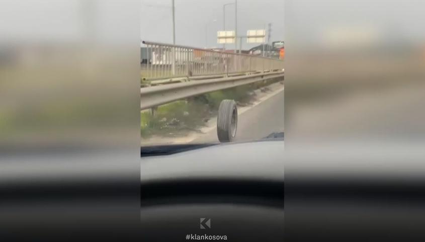 Rrota e veturës qarkullon e pa shqetësuar nëpër rrugët e Fushë-Kosovës ...