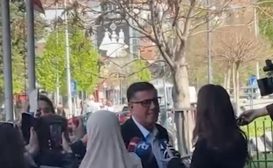 Haziri ndalet para gazetares së Klan Kosovës: Ta kanë ofenduar shefin ...