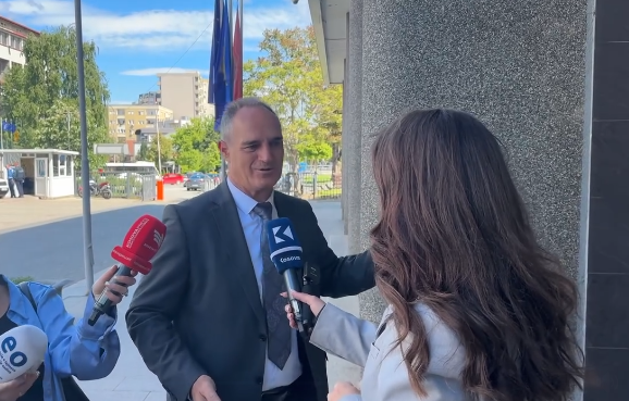 Nait Hasani dhe Agim Bahtiri u panë duke biseduar në oborrin e Kuvendit ...