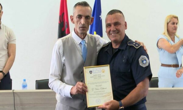 Veton Elshani shpallet “Qytetar Nderi” nga Komuna e Zveçanit – Klan Kosova
