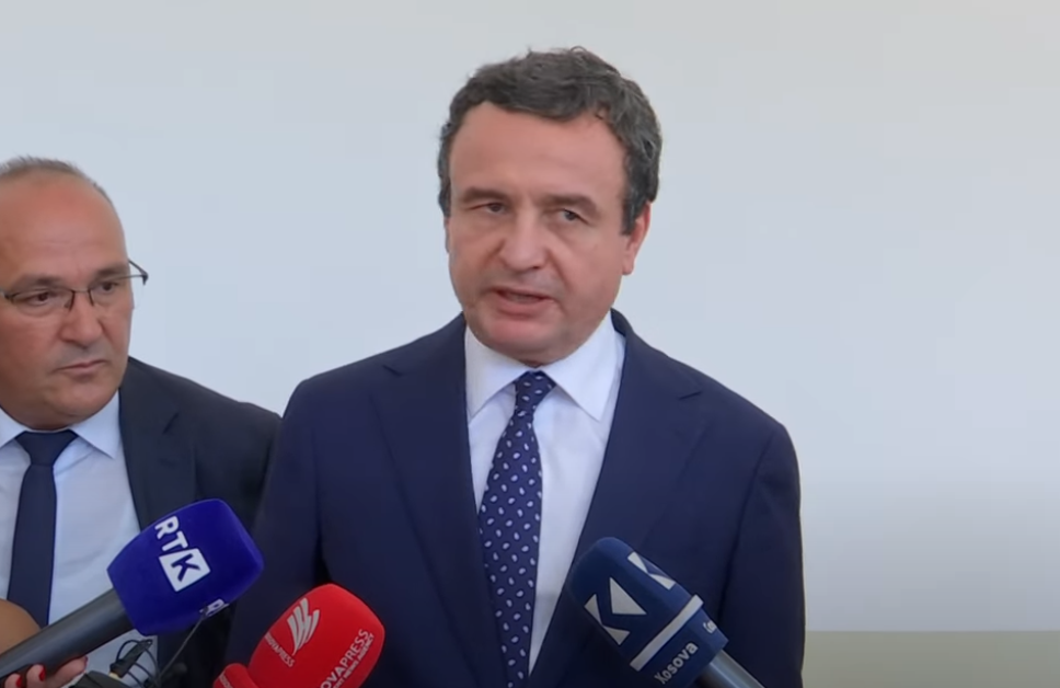 Albin Kurti s'ka përgjigje pse nuk e shkollon vajzën në Kosovë (VIDEO) - Klan Kosova