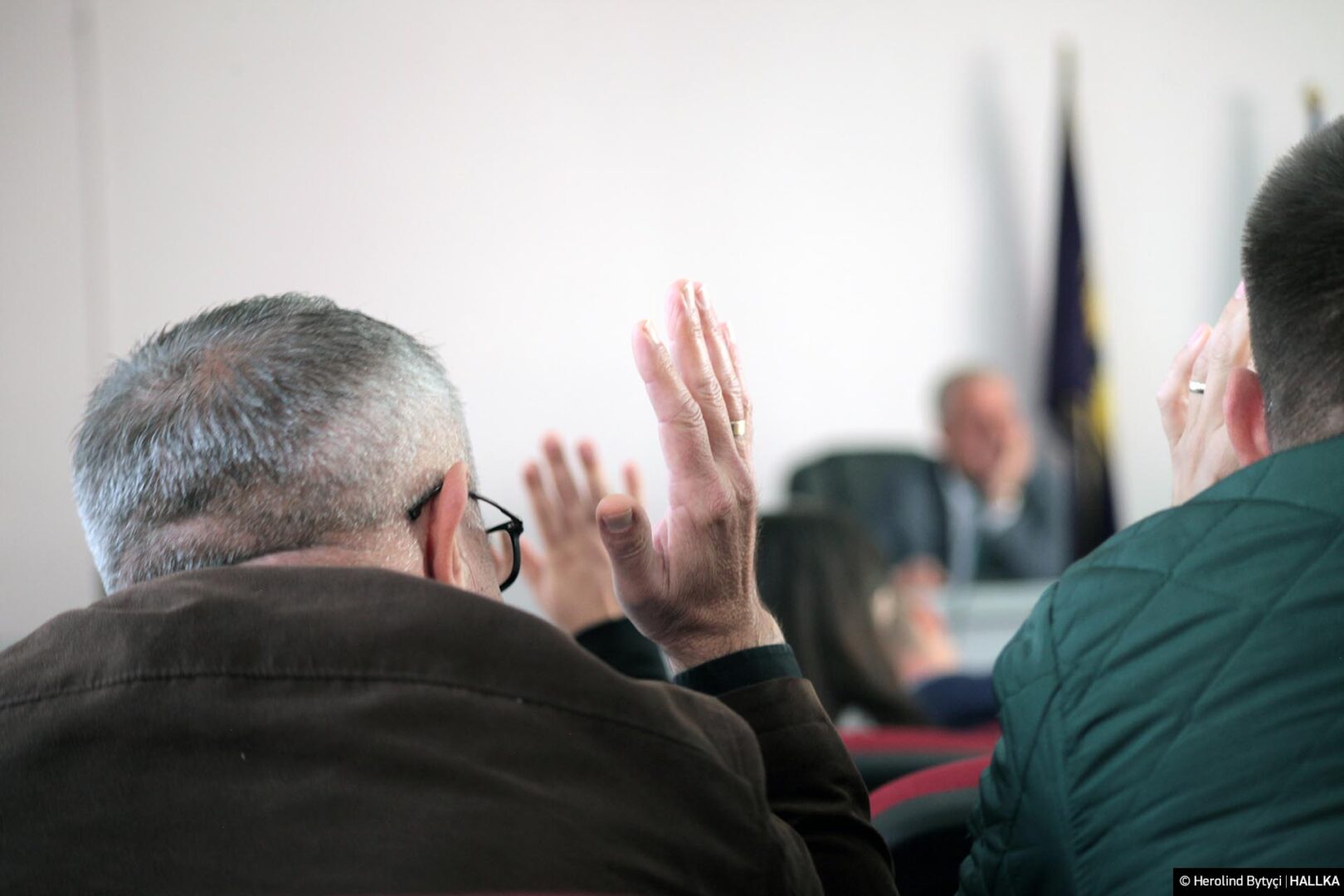 Si u ndanë ulëset e Kuvendit Komunal në Prizren? (VIDEO) – Klan Kosova