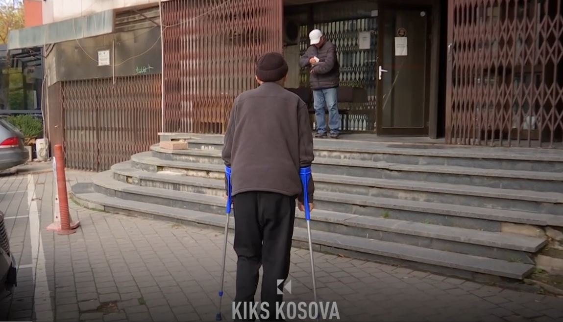 “Ka vdekë plaku tuj prit n’rend, kjo osht katastrofë” (VIDEO) – Klan Kosova
