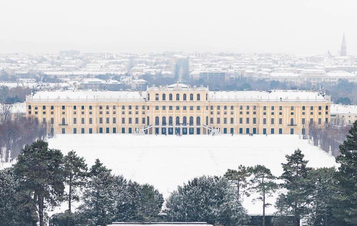 Bora Mbulon Pallatin Schonbrunn Në Vjenë Klan Kosova