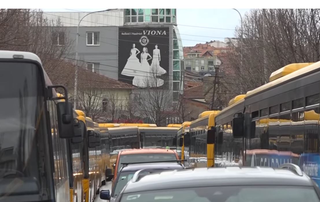 Autobusët në “grevë”, Prishtina në bllokadë (VIDEO) – Klan Kosova