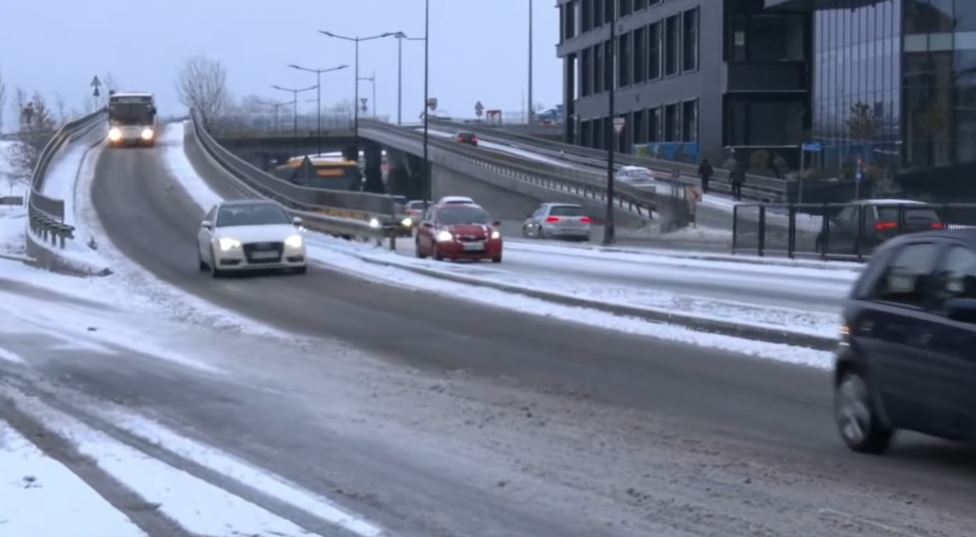 Reshjet E Borës Dhe Ngricat Vështirësojnë Qarkullimin Në Prishtinë