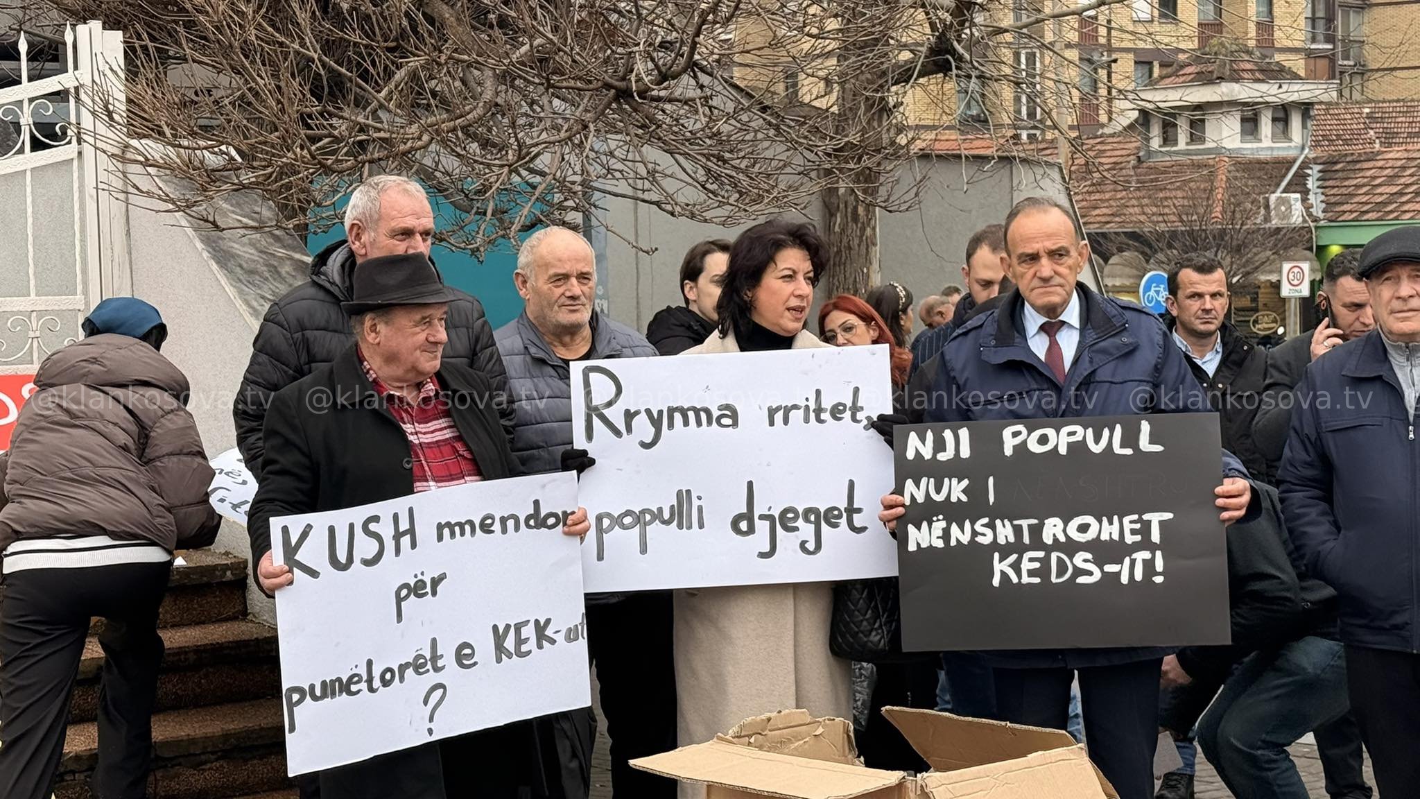 “Rryma rritet, populli djeget”- nis protesta kundër shtrenjtimit të ...
