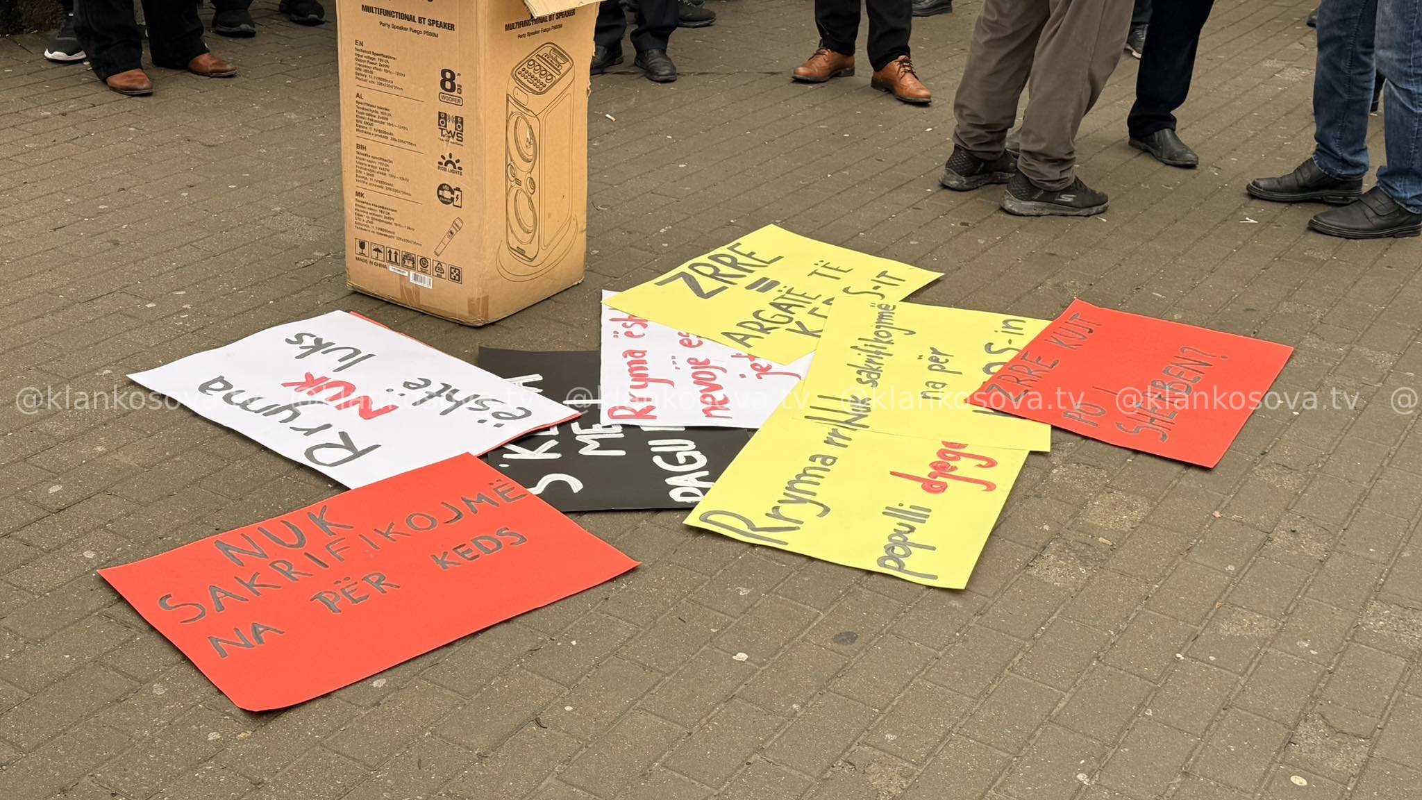 “Rryma rritet, populli djeget”- nis protesta kundër shtrenjtimit të ...